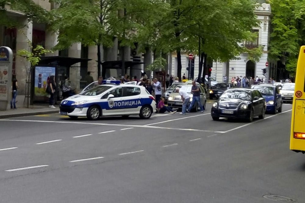 Nesreća u centru Beograda: Taksista udario ženu! (FOTO) Nesreća u centru Beograda: Taksista udario ženu! (FOTO)