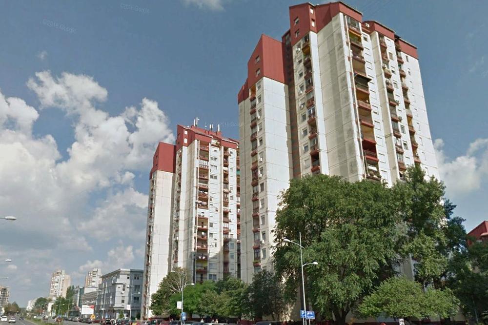 Samoubistvo u Novom Sadu! Muškarac skočio kroz svetlarnik sa 7. sprata ... Samoubistvo u Novom Sadu! Muškarac skočio kroz svetlarnik sa 7. sprata ...