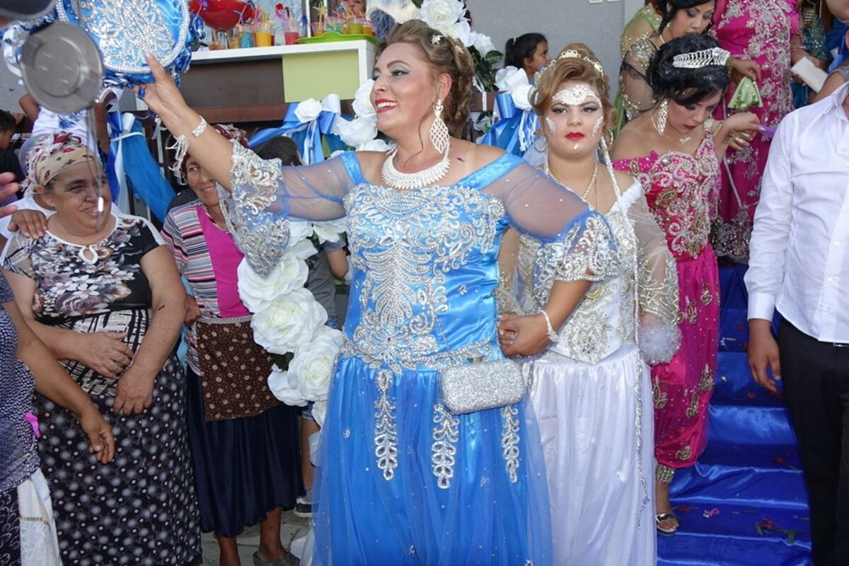 SVADBA VEKA! Na ražnju vo od 200 kg, na svekrvi lepotici šalvare od ...