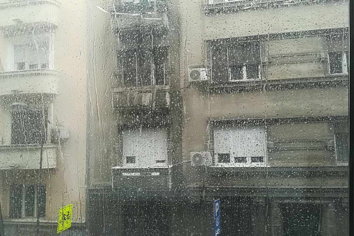 GRAD TUČE BEOGRAD: Nevreme stiglo u glavni grad, ledeni klikeri padaju ...