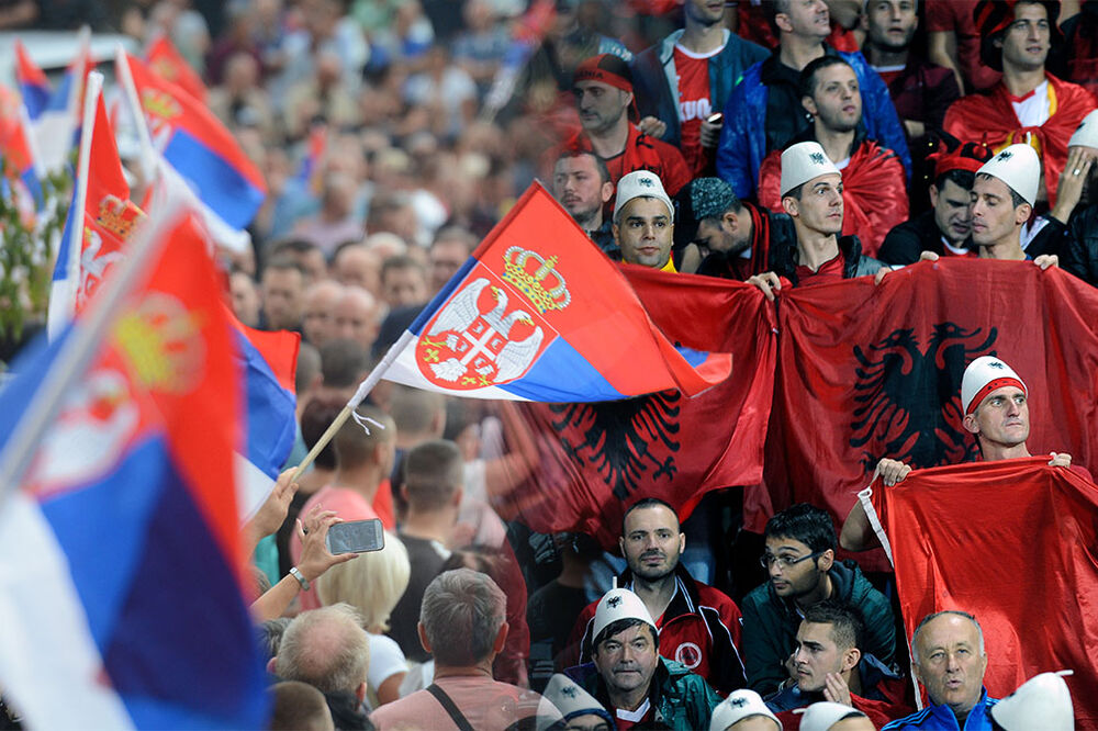 ALBANCI SU VIKALI KOSOVO REPUBLJIK, A ODGOVOR SRBA BIO JE JEZIV! Pod PENDREKOM je nastala parola ...