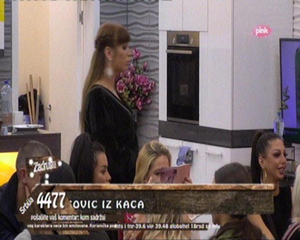 MILJANA NA DIJETI, A SVE DEBLJA: Utegla se u ŠORTS, sve kipi! NEPRIJATNO je za gledanje! (FOTO)