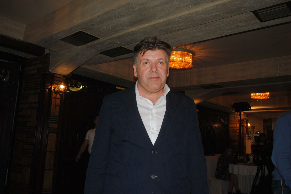 Bane Bojanić peva pesmu Desingerice