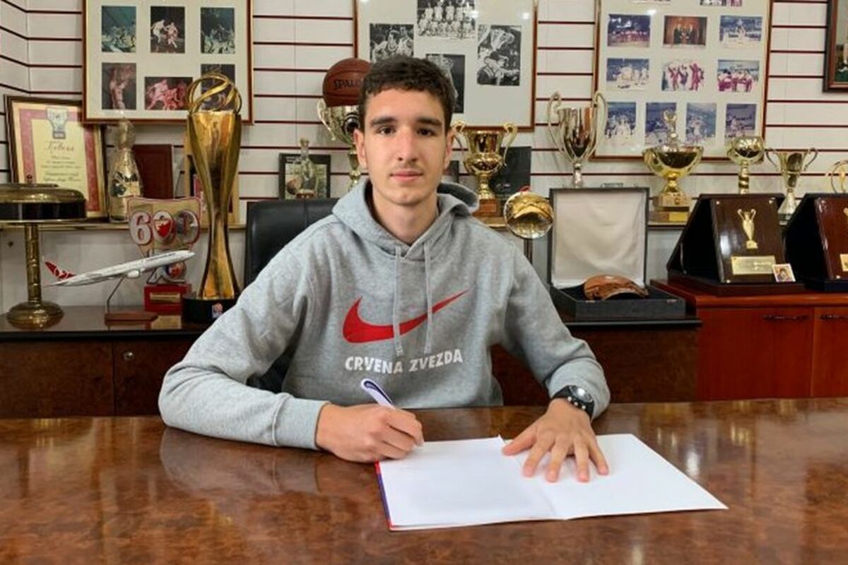JOŠ JEDAN POTPIS NA MALOM KALEMEGDANU: Crvena zvezda dovela novog ... JOŠ JEDAN POTPIS NA MALOM KALEMEGDANU: Crvena zvezda dovela novog ...