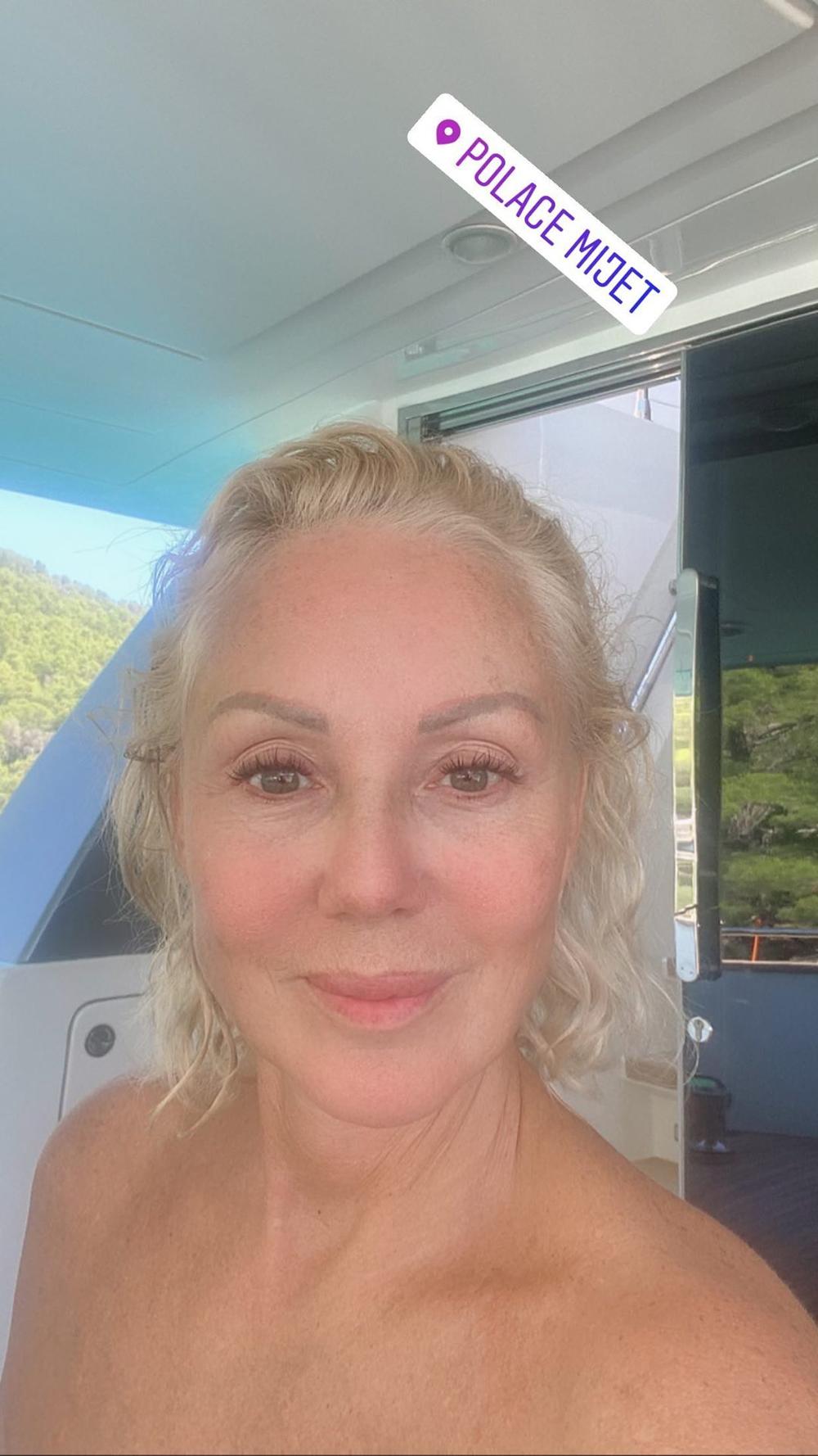 LEPA BRENA SA JAHTE STIGLA NA MESTO GDE JE POLOMILA OBE RUKE! Skinula sve sa sebe i pokazala ...