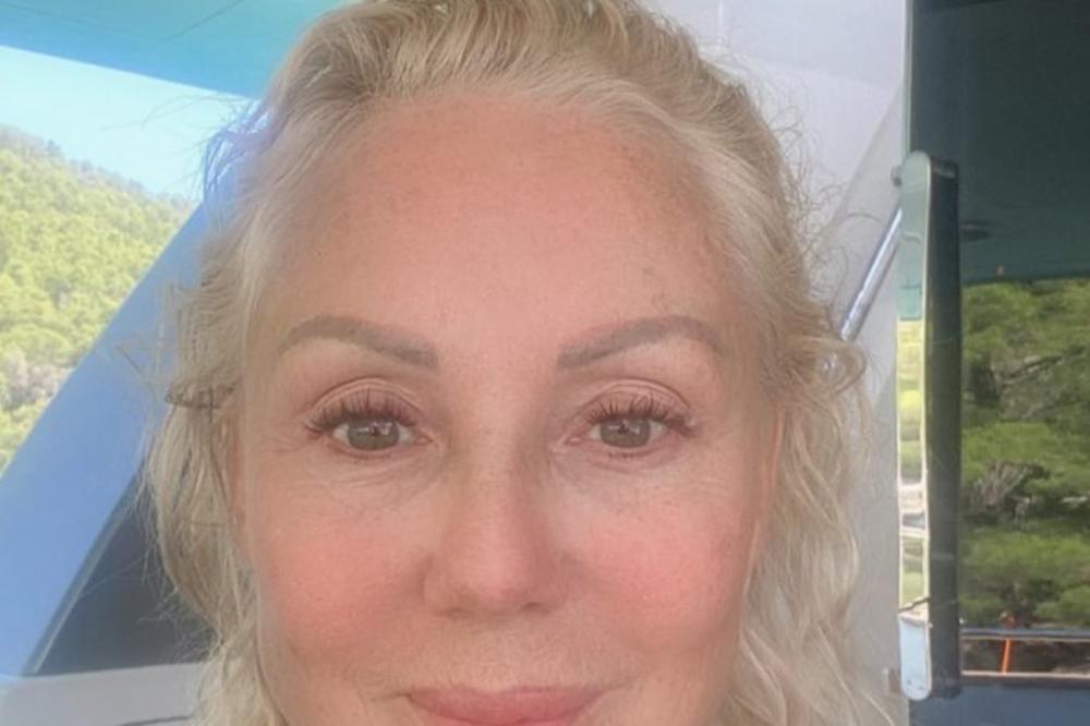 LEPA BRENA SA JAHTE STIGLA NA MESTO GDE JE POLOMILA OBE RUKE! Skinula sve sa sebe i pokazala ...