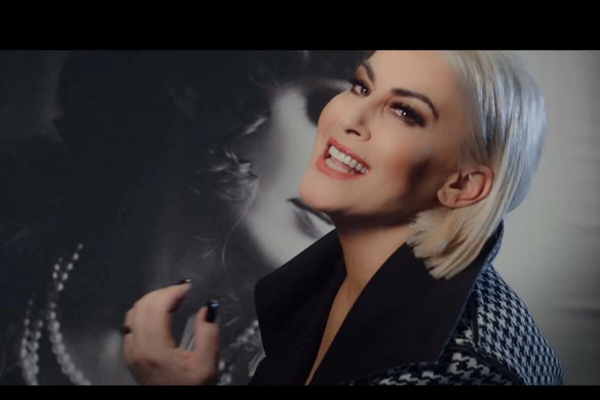 KAKAV DOM IMA POZNATA PEVAČICA! Mnogi bi joj pozavideli na prostoriji ...