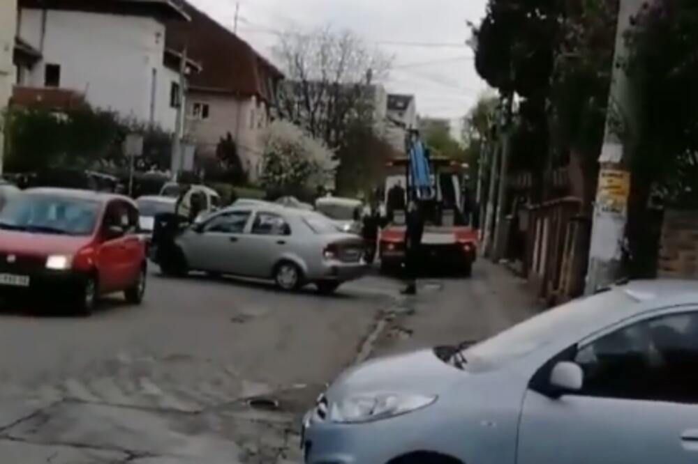 HTEO DA NAPLATI KAZNU ZA NEPROPISNO PARKIRANJE, PA ZAVRŠIO NA HAUBI ... HTEO DA NAPLATI KAZNU ZA NEPROPISNO PARKIRANJE, PA ZAVRŠIO NA HAUBI ...
