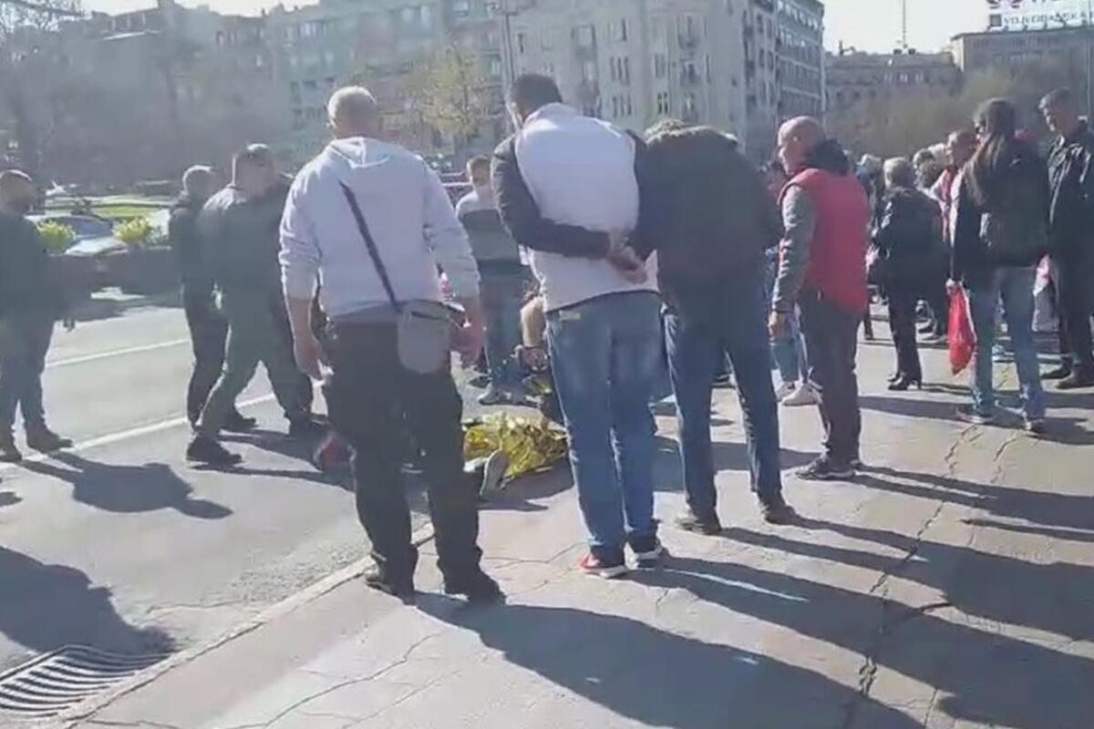 NESREĆA U CENTRU BEOGRADA! Automobil udario pešaka, prolaznici se ... NESREĆA U CENTRU BEOGRADA! Automobil udario pešaka, prolaznici se ...