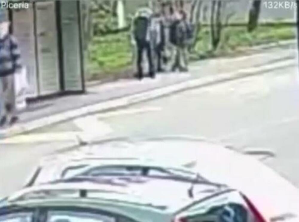 OGLASILA SE MAJKA IŠAMARANOG DEČAKA U ŽELEZNIKU! Snimak nasilja ... OGLASILA SE MAJKA IŠAMARANOG DEČAKA U ŽELEZNIKU! Snimak nasilja ...