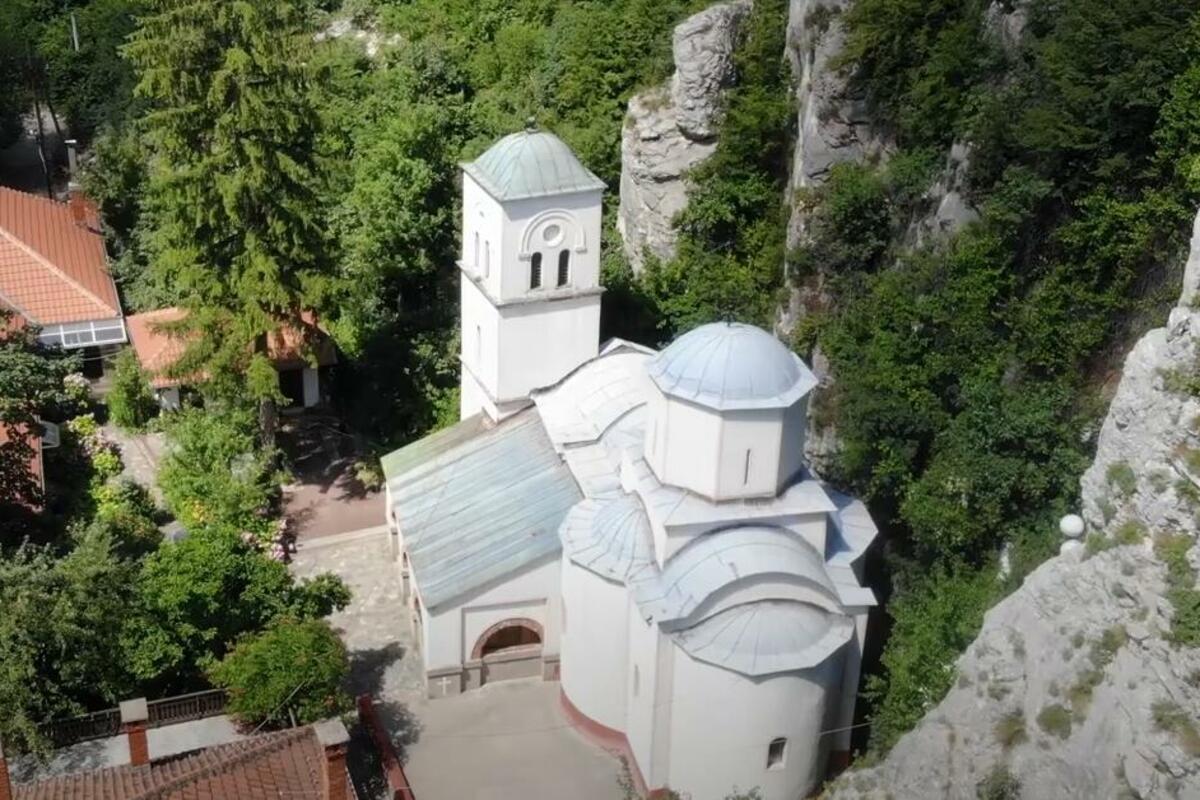 KAŽU DA REKA KOD OVOG SRPSKOG MANASTIRA "ĆUTI": Kako je jedan pustinjak ...
