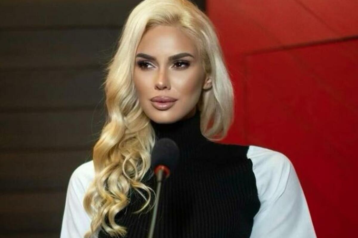 SKINULA SE NAJLEPŠA SRPSKA POLITIČARKA! Vreli snimci dok snima svoje ...