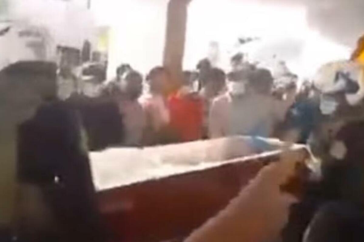 NOSILI JE U MRTVAČKOM SANDUKU, A ONDA IM JE POKUCALA: Bila je ŽIV MRTVAC (UZNEMIRUJUĆI VIDEO)