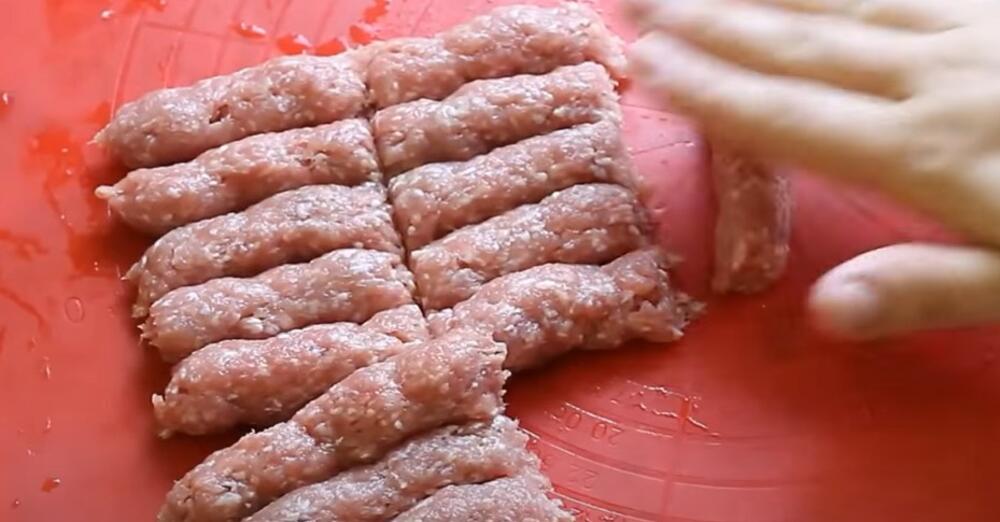 OVAKO SE PRAVE ORIGINALNI BOSANSKI ĆEVAPI: Srbi, TAJNA je u SPEMANJU ...
