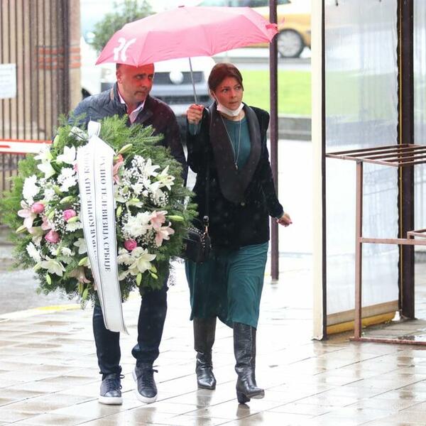 SESTRE NAPRAVILE SKANDAL NA SAHRANI KORNELIJA KOVAČA: Suze i jecaji, Bisera jedva STOJI NA ...
