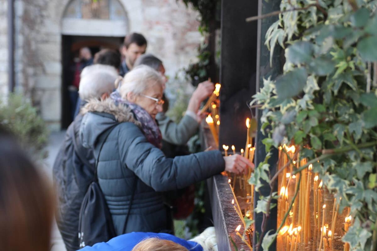 Ruski sveštenik otkrio da sveća za mrtve može da se pali bilo gde