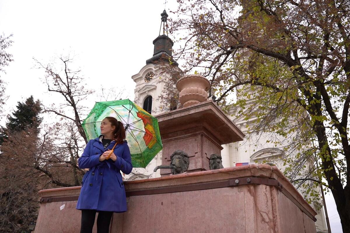 OLGIN HODI JE NESVAKIDAŠNJI: Profesorka likovne kulture predmet koji svi imamo čini UNIKANTNIM!