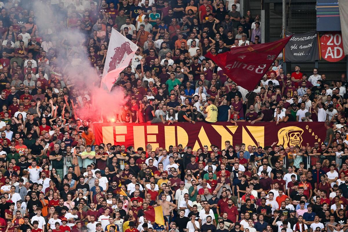 "DELIJE" SU OVOJ GRUPI OTELE ZASTAVE: Ultrasi Rome su poznati po napadima noževima, a braća su ...