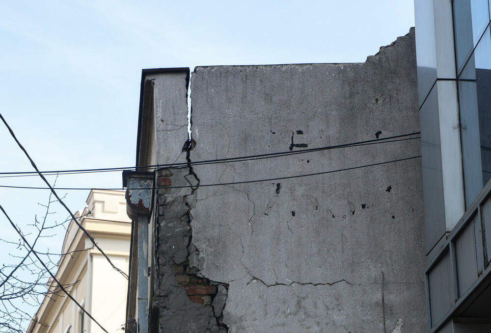 Samo mala zaštitna ograda u Takovskoj upozorava pešake da im je život potencijalno ugrožen