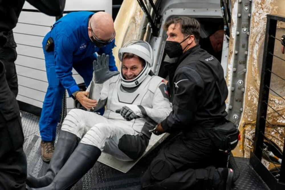 Astronauti sleteli na zemlju
