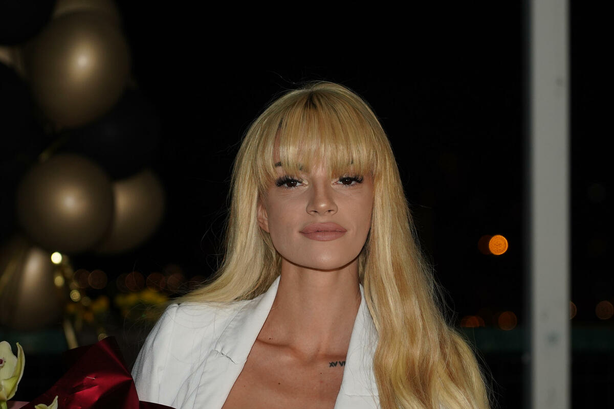 Tara Simov se porađa