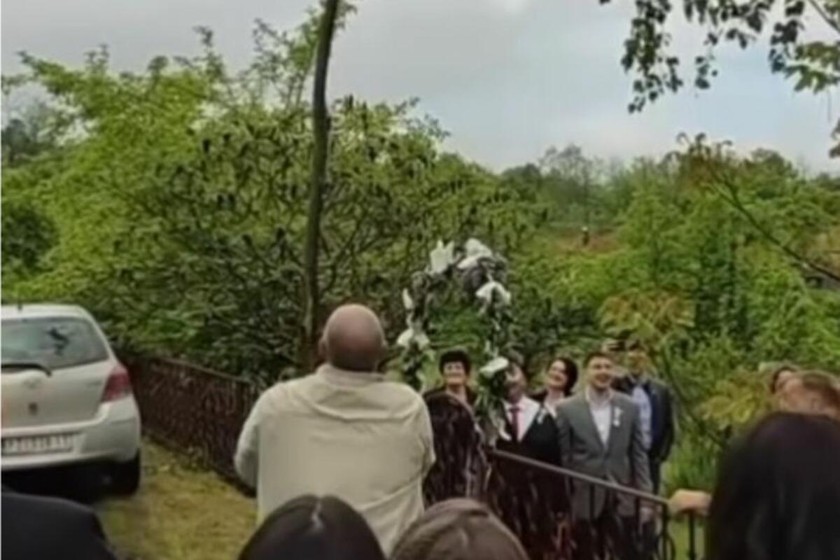 Mladoženja skinuo jabuku na fascinantan način