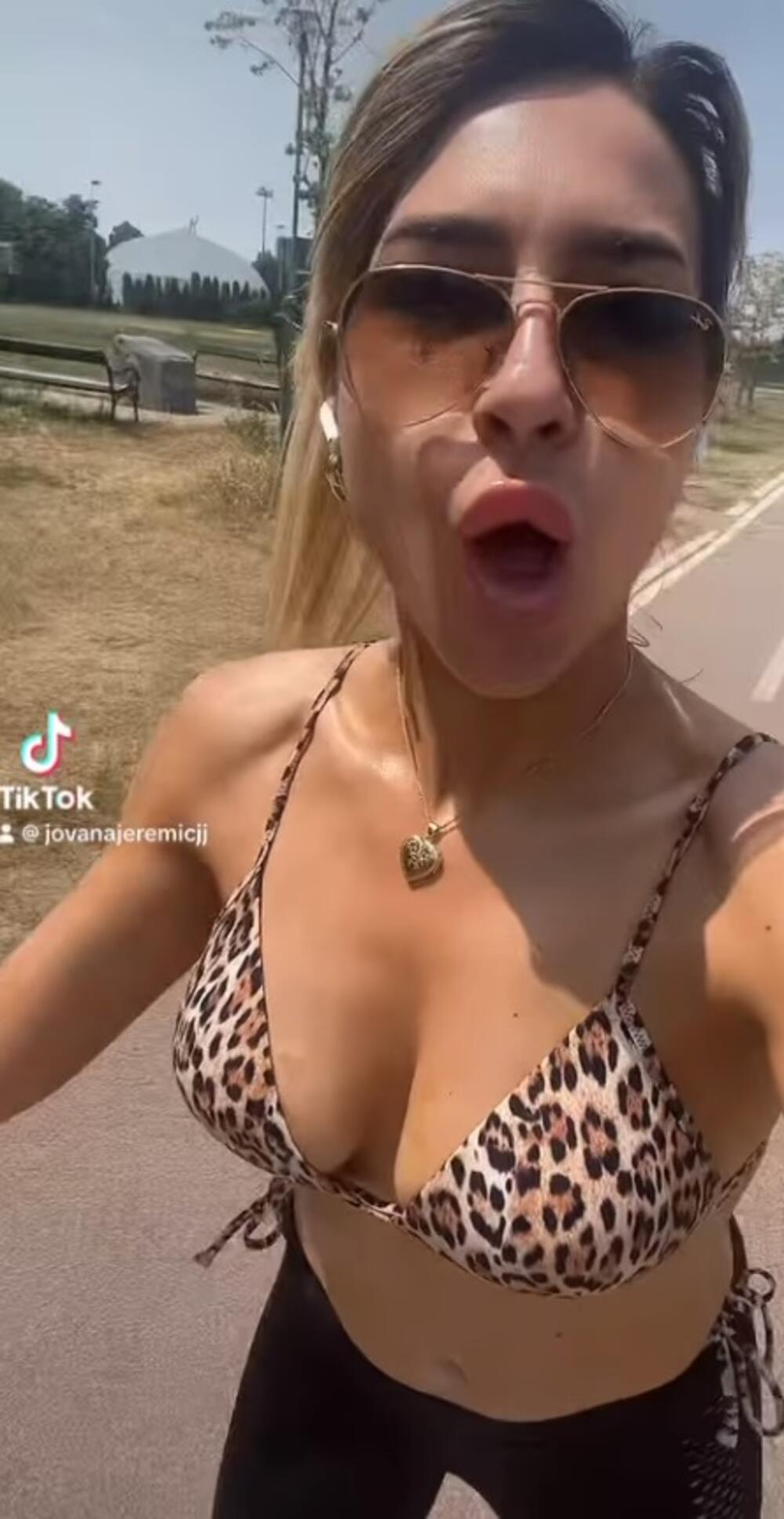 Jovana Jeremić u brusu vozi rolere