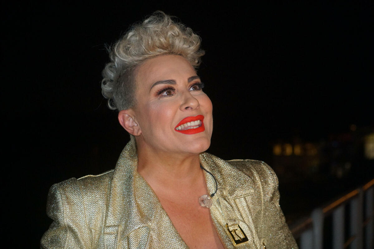 Indira iz grupe Kolonija u mini suknji