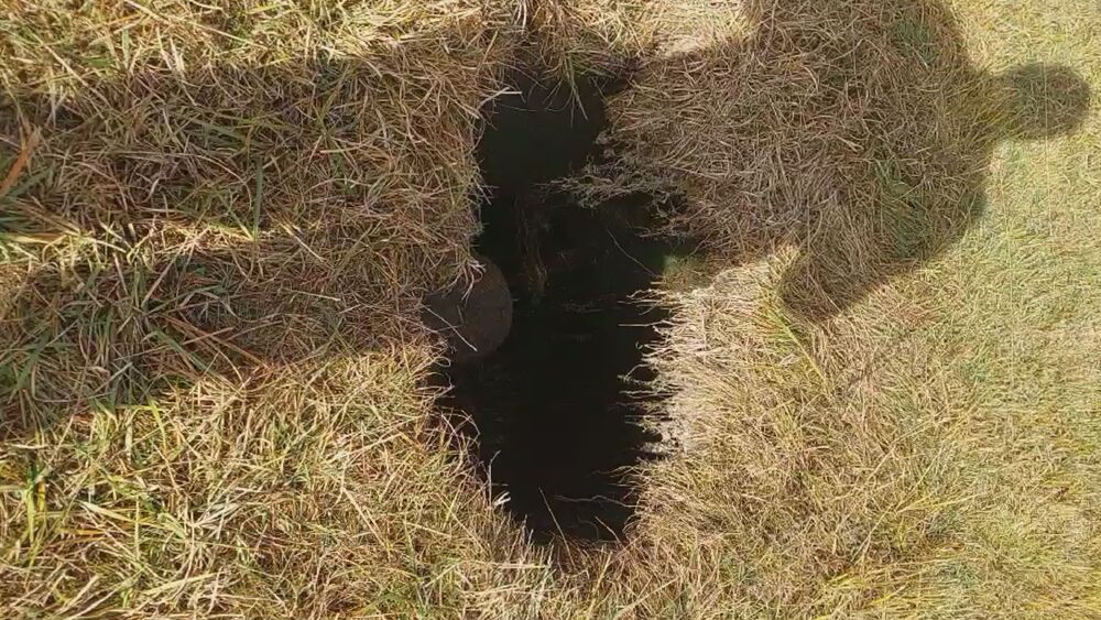 Duboka rupa se pojavila niotkuda na livadi u Kosjeriću