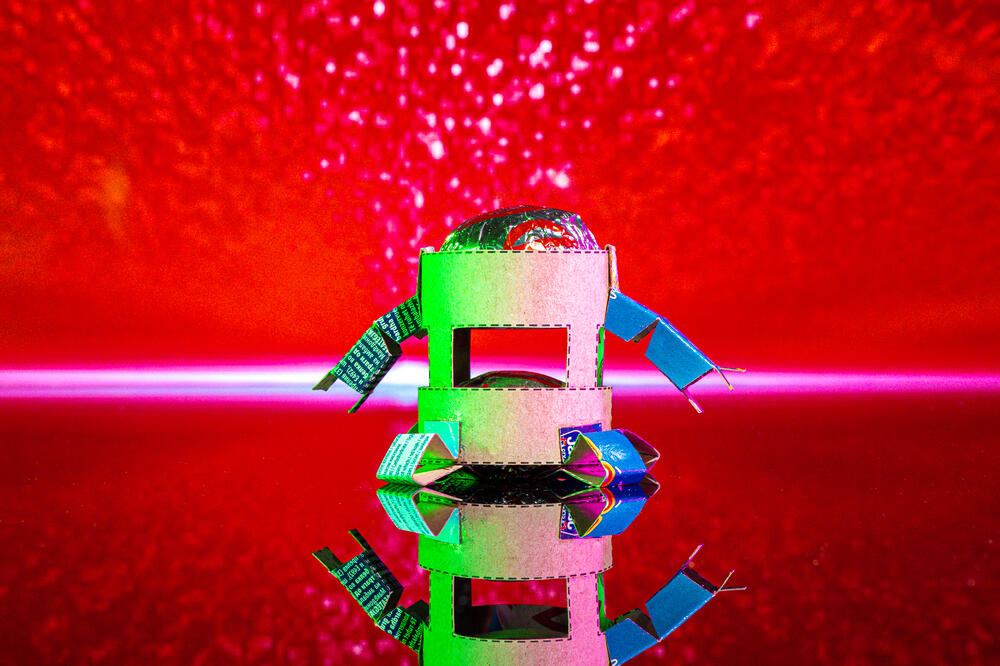 Ko ti se to smeši sa police marketa? Da li si već upoznao Mira?