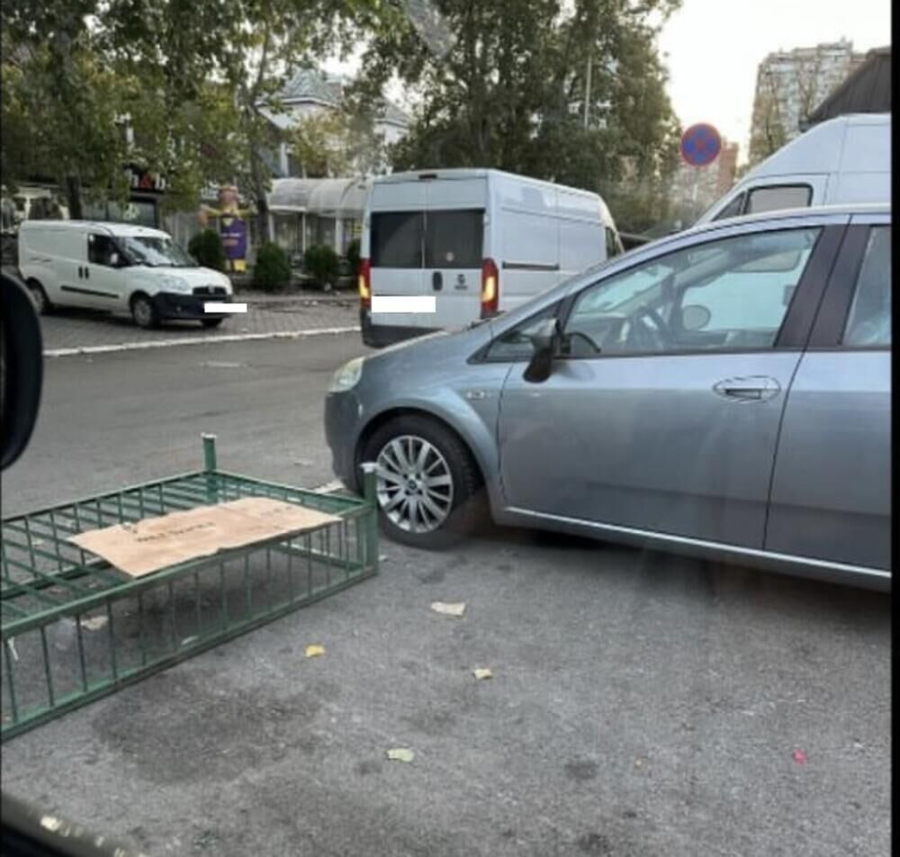 Žena dovukla gvožđe na parking mesto