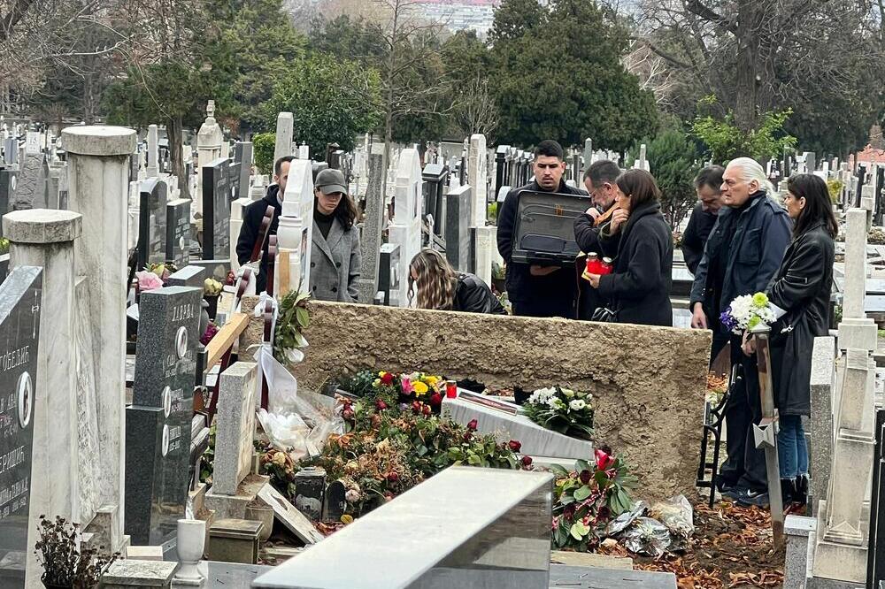 Pomen na grobu Milana Radulovića Laće