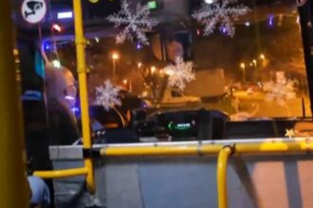 Okićeni autobus u Beogradu Okićeni autobus u Beogradu
