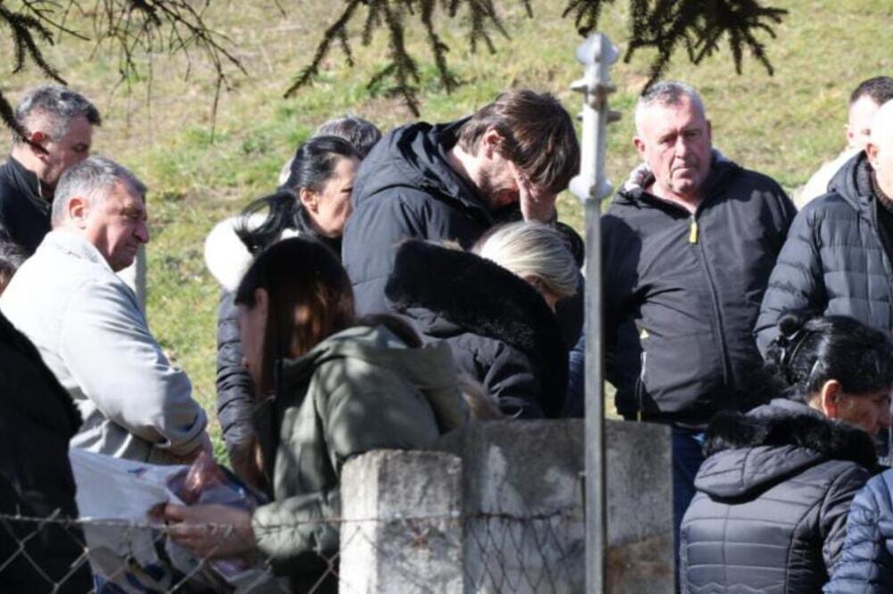 Porodica Janjušević na grobu mladog Mihaila