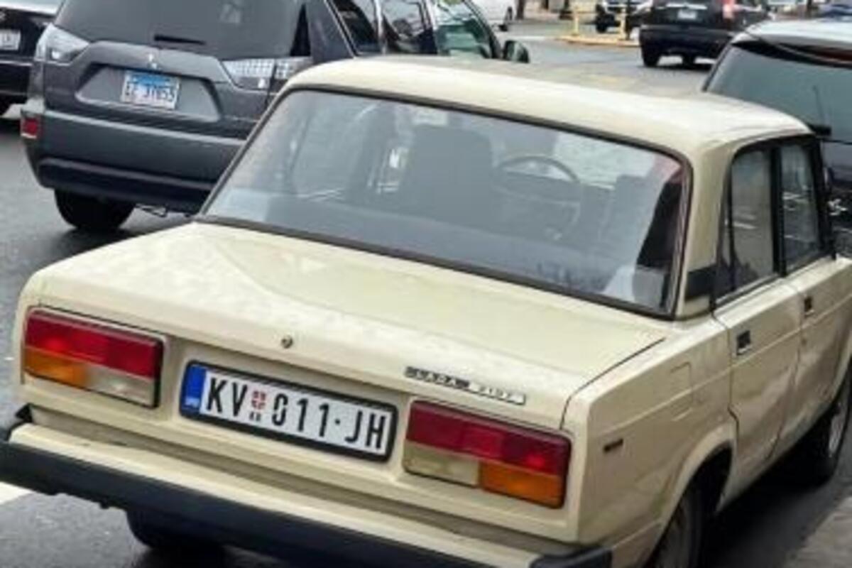 LADA SA SRPSKIM TABLICAMA SNIMLJENA U ČIKAGU, SVI SE PITAJU DA LI JE MOGUĆE: Šokiraćete se za ...