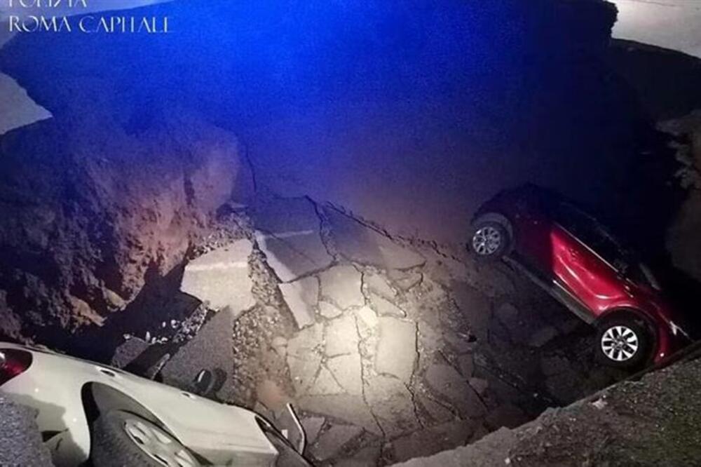 Slike nesreće u Rimu, auto progutala rupa na putu Slike nesreće u Rimu, auto progutala rupa na putu