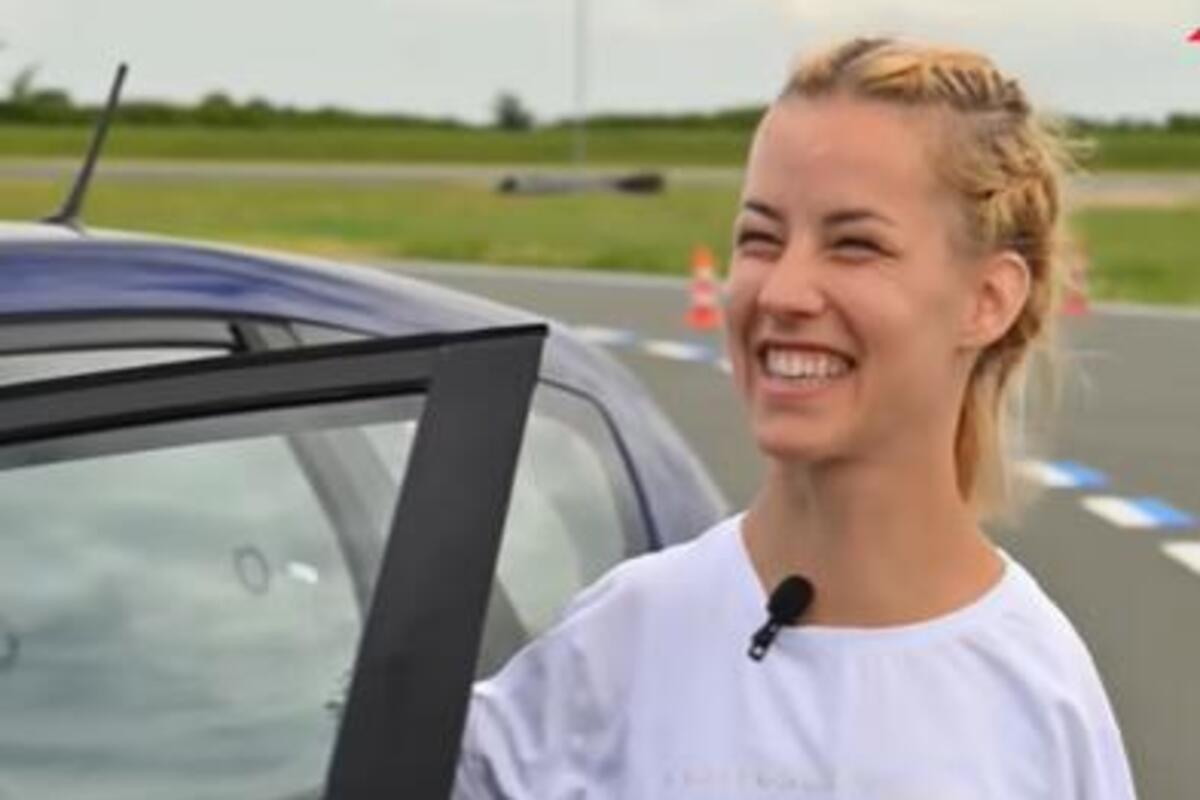 Sve vesti dana na temu : Devijka sa krilima | Espreso