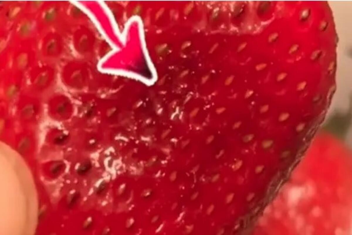 Prljave jagode u vodi sa solju