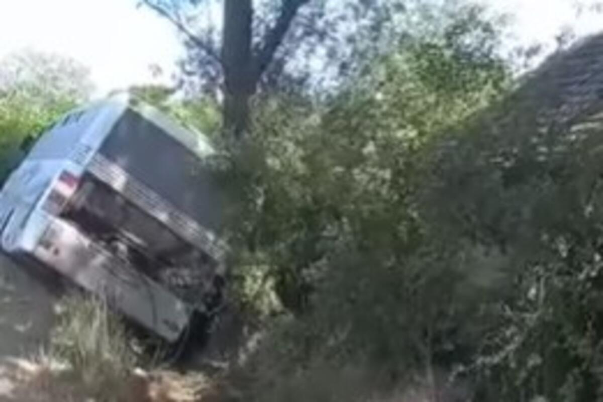 PRVI SNIMAK AUTOBUSA KOJI JE SLETEO SA PUTA KOD LAZAREVCA: Završio u ... PRVI SNIMAK AUTOBUSA KOJI JE SLETEO SA PUTA KOD LAZAREVCA: Završio u ...