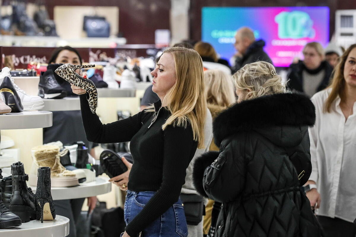 Devojka iz butika o kupcima